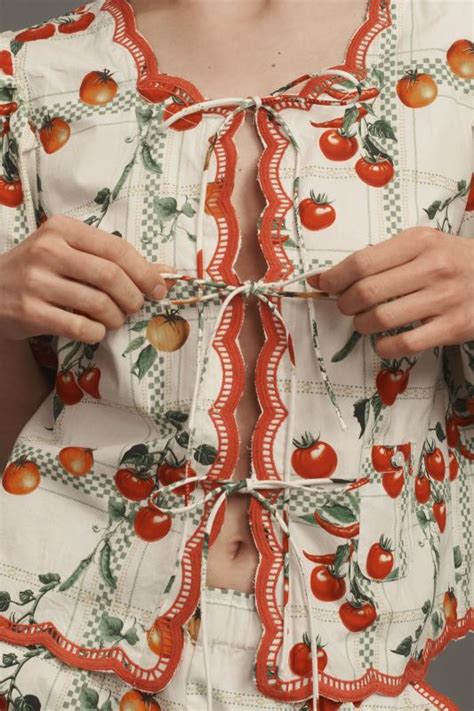 메이브 반팔 타이 프런트 블라우스 앤트로폴로지 한국 공식 스토어 유니크한 여성 패션 및 라이프스타일 편집샵 200개이상의 프리미엄 브랜드 여성 의류 액세서리 홈