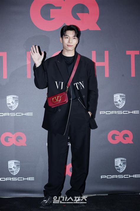 [포토] 위하준 멋진 손인사 네이트 뉴스