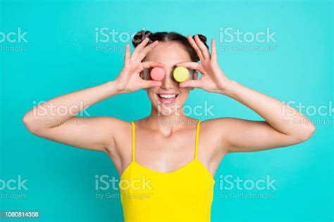 좋은 밝은 귀여운 명랑 긍정적인 재미 다행 유행 매력적인 여자 두 머리만 두 안경 녹색 청록색 배경에 고립 같은 쿠키와 눈의 초상화 가리기에 대한 스톡 사진 및 기타 이미지