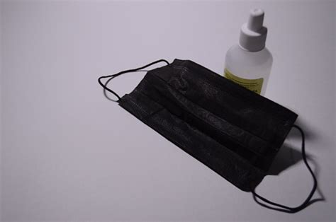 노벨 코로나바이러스 또는 우한 코로나 바이러스 및 인플루엔자에 대한 흰색 배경에 보호 얼굴 마스크 및 살균제 젤 디스펜서 방부제 위생 및 건강 관리 개념 0명에 대한 스톡