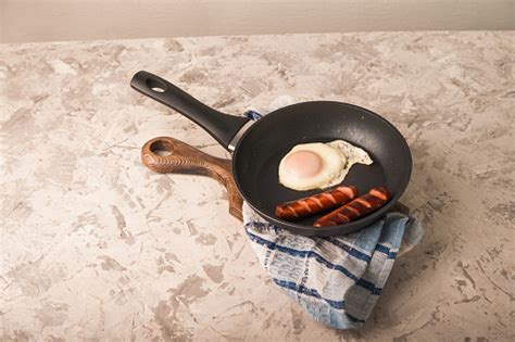 글루텐 프리 계란 튀김 소시지와 계란의 팬에 아침 식사 케토 다이어트 클로즈업 및 복사 공간 0명에 대한 스톡 사진 및 기타 이미지 Istock