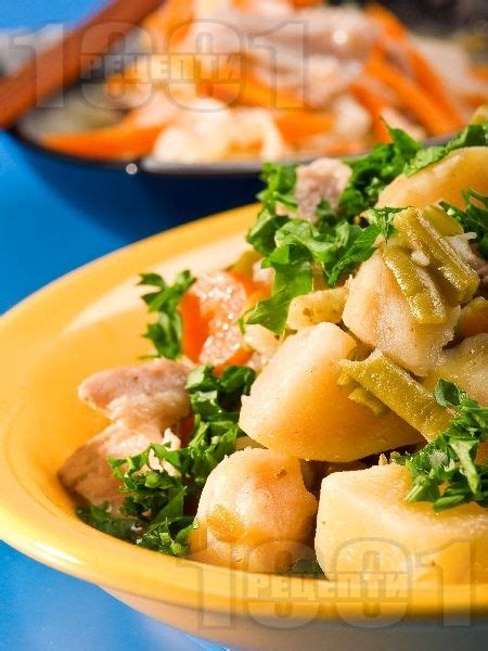 Задушено свинско месо с картофи пащърнак и зелен боб рецепта