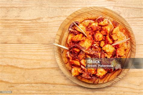 Pulpo A 라 Gallega 삶은 감자와 파프리카와 문 어 전통적인 나무 접시에 전형적인 스페인 갈리시아 요리 텍스트에 대 한 장소와 나무 배경 위에서 촬영 감자 요리에