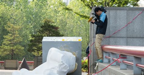 밤사이 홍대 정문 앞 일베 상징 조각상 훼손돼