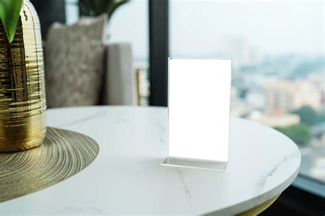 메뉴는 텍스트 마케팅 프로모션을 위해 공백으로 가득 차 있습니다 텍스트를 위한 식당 공간의 나무 테이블에 서 있는 모형 메뉴 프레임 0명에 대한 스톡 사진 및 기타 이미지