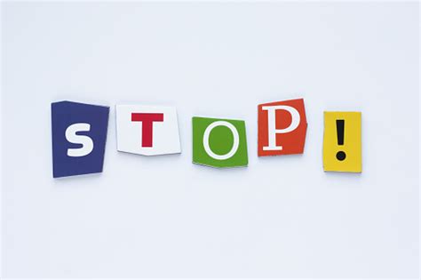 컷 편지에서 단어가 흰색 바탕에 정지 합니다 중지를 보여주는 텍스트를 작성 하는 단어 금지의 개념입니다 흰 종이 질감입니다 컬러 문자에서 비문 중지 개념에 대한 스톡 사진