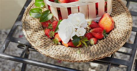 의자 위에 딸기 바구니 사진 Unsplash의 여름 음식 이미지