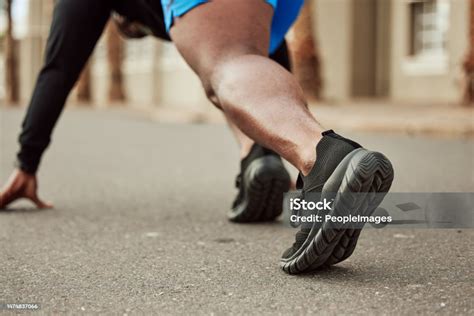 달리기 운동 심장 전력 질주 운동 또는 도시 도로에서 스포츠 훈련을 시작할 준비가 된 주자 피트니스 또는 흑인 뒷모습 집중력 또는 임무 사고 방식 또는 신체 목표를 가진