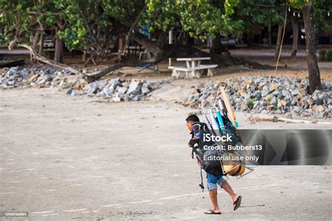차오 라오 비치 부리 태국에서 바다를 통해 그들의 취미와 모험 스포츠에 대 한 일몰 시간 저녁 하늘에서 미확인된 이름 사람들 패러글라이딩 비행 경관에 대한 스톡 사진 및
