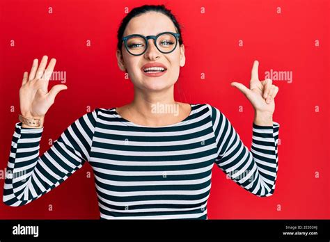 Junge Kaukasische Frau In Legerer Kleidung Und Brille Zeigt Und Zeigt