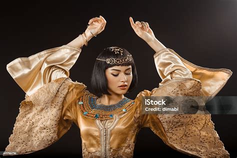 검은 배경에 대해 이집트 여왕 클레오 파트라 춤 처럼 아름 다운 여자 갈색 머리에 대한 스톡 사진 및 기타 이미지 갈색 머리 관능 귀여운 Istock