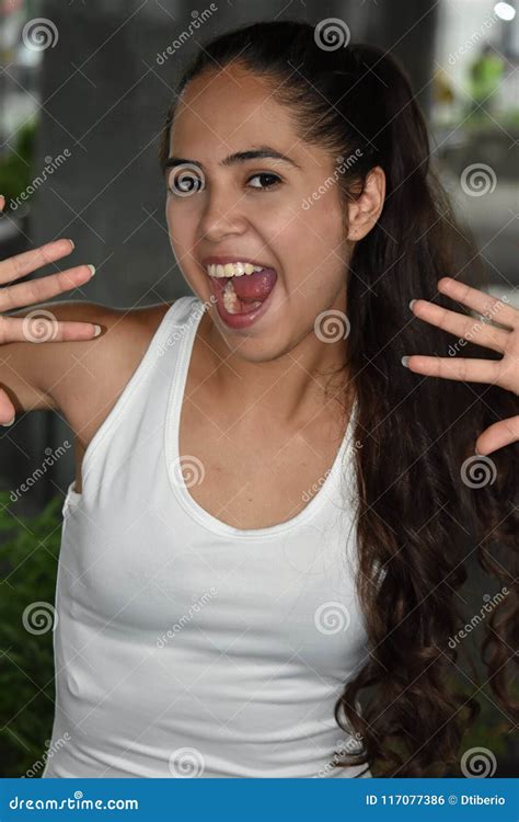 Удивленная милая колумбийская предназначенная для подростков девушка Стоковое Фото изображение