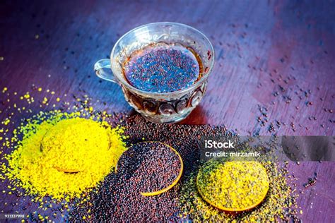 갈색 겨자 씨앗 겨자 씨앗의 차 및 갈색 나무 표면에 짓 눌린된 겨자 씨 그것의 차 순환 및 면역을 촉진 도울 수 있다 갈색에 대한 스톡 사진 및 기타 이미지 Istock