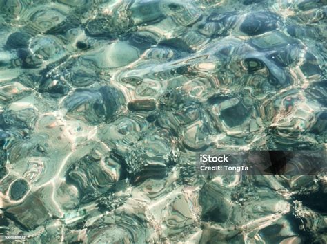 밝은 여름 태양 아래 투명 한 표면 광택와 맑은 물 다채로운 수 중 돌입니다 결정체에 대한 스톡 사진 및 기타 이미지 결정체 다중 색상 물 Istock