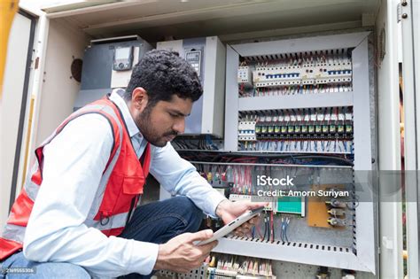크레인 건설에서 남성 전기 기술자 점검 수리 유지 보수 작업 전기 시스템 건설 현장에서 운영 전기 시스템으로 작업하는 디지털 태블릿을 사용하는 남성 전기 기술자 35 39