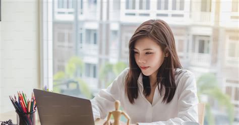 사무실에서 노트북과 컴퓨터로 작업하는 젊은 여성 그래픽 디자이너 사진 Unsplash의 휴식 이미지