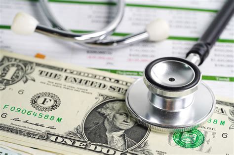 미국 달러 지폐 금융 계정 통계 분석 연구 데이터 및 비즈니스 회사 의료 건강 회의 개념에 청진기 건강관리와 의술에 대한 스톡 사진 및 기타 이미지 Istock