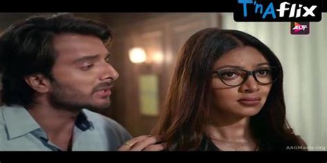 Navina Bole Breasts Scene In Chumbak