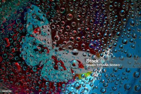 투명한 물 방울은 나비의 푸른 실루엣과 여러 가지 빛깔의 배경에 위치하고 있습니다 0명에 대한 스톡 사진 및 기타 이미지 0명 3차원 형태 기포 Istock