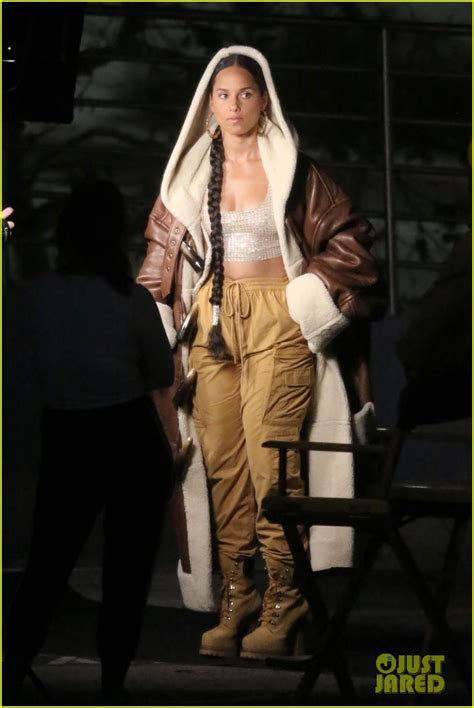 Alicia Keys Wears Full Face Mask While Pre Taping Her Mtv Emas