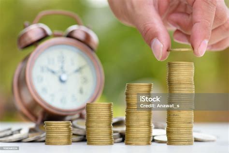 손 스태킹 동전 녹색 Bokeh 배경 기업 금융 및 돈 개념의 클로즈업 돈을 저장 미래에 준비 합니다 가격에 대한 스톡 사진 및 기타 이미지 Istock