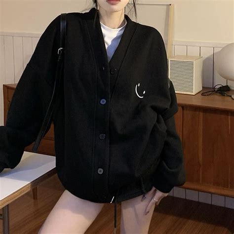 데일리언니 스마일 자수 브이넥 루즈핏 버튼 니트 가디건 카디건 봄 가을 오피스룩 예쁜 코디 데이트 데일리 캐주얼 러블리 결혼식투피스
