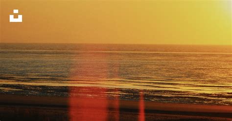 잔잔한 바닷물 너머로 지는 석양 사진 Unsplash의 무료 배경 화면 이미지