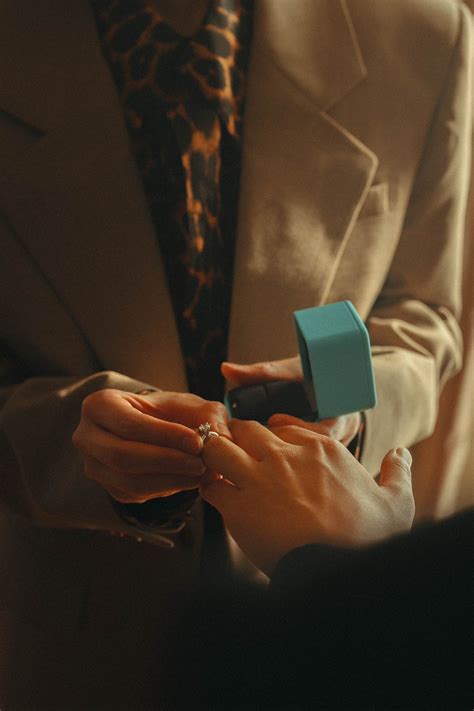 ยินดีกับ โบ๊ท นิวเยียร์ คู่รักรักแสดงดัง สวมแหวนขอแต่งงานกันที่ลอนดอน ส่งท้าย Pride Month