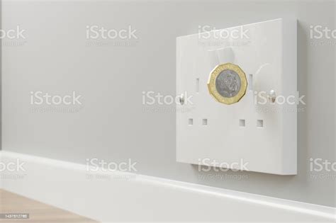 영국 파운드 동전이 있는 영국 전기 플러그 소켓 에너지 위기 개념 3d 그림 0명에 대한 스톡 사진 및 기타 이미지 0명 가격 개념 Istock