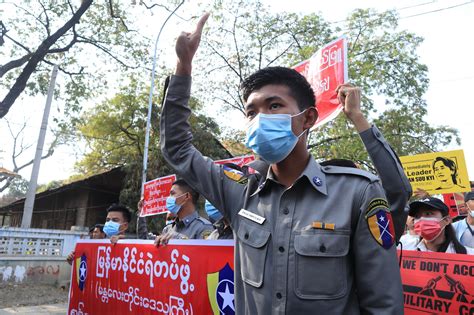 Dvb Cdm ရဲတပ်ဖွဲ့ဝင်များ ပြည်သူလူထုနှင့်အတူ လှည့်လည်ဆန္ဒပြ