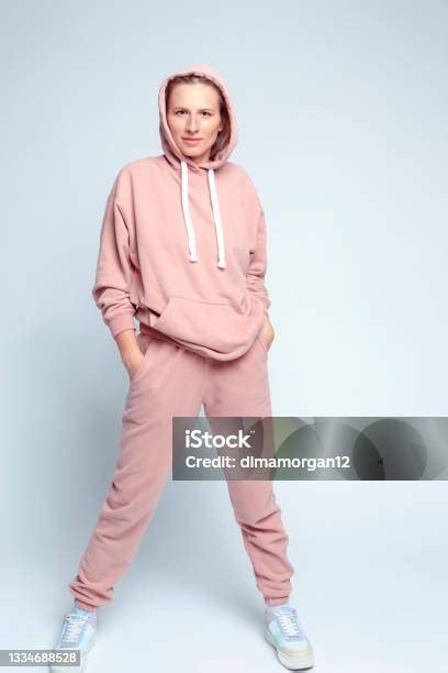 흰색 배경에 스트리트 웨어 의상에 긍정적 인 백인 여성의 전체 길이 세로 이미지 여자에 대한 스톡 사진 및 기타 이미지 여자 스튜디오 25 29세 Istock