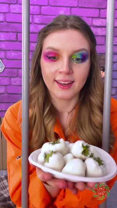 Menyelundupkan Stroberi Di Penjara 😨🍓 Lucu Komedi Stroberi Pendek Youtube