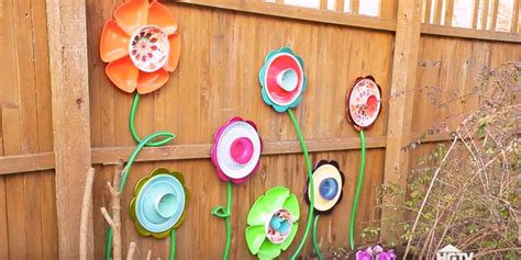Dollar Store Diy Plate And Hose Fence Art Diy Joy