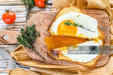 잘라 샌드위치 크로크 마담 프랑스 요리 흰색 배경입니다 맨 위 보기 크로크 마담에 대한 스톡 사진 및 기타 이미지 크로크 마담 샌드위치 음식 햄 치즈 샌드위치