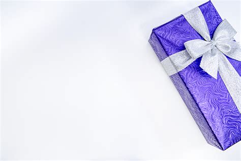 위에서 본 흰색 배경에 리본으로 묶여 있는 선물 상자 유토이미지 상세페이지 베이직샵 사진 20779128