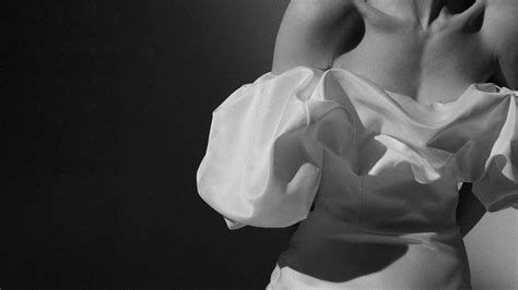 Невероятно эффектное свадебное платье выполненное в облегающем крое из ткани микадо Youtube