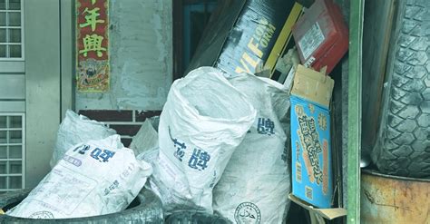 집 밖의 간판 거리 쓰레기 고물 금속 드럼 더러움 도시 혼란 도시의 도시의 쇠퇴 뒤뜰 무차별 투기 버려진 물건 부적절한 처분 분류되지 않은 폐기물