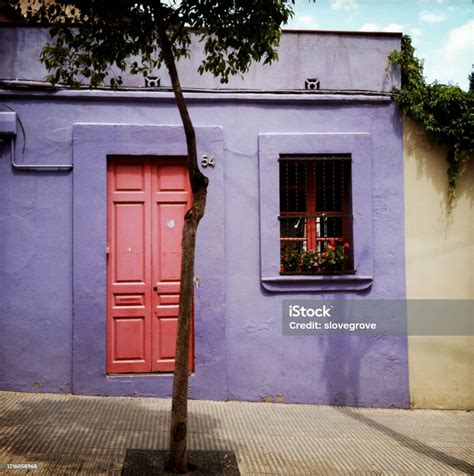 보라색 으로 칠해진 벽과 빨간 문이있는 아파트 보라색 으로 칠해진 벽과 빨간 문이있는 아파트 보라색 으로 칠해진 벽과 빨간 문이
