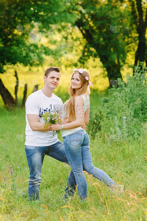 男人 相机 女孩 背面视角 垂直画幅 美 美人 夏天 户外 白人