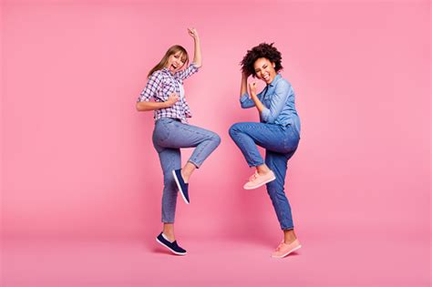 전체 길이 몸 크기 보기 두 사람 좋은 미친 사랑 스러운 매력적인 쾌활 한 소녀 재미 파티 클럽 버 핑크 파스텔 배경 위에 고립 2명에 대한 스톡 사진 및 기타 이미지