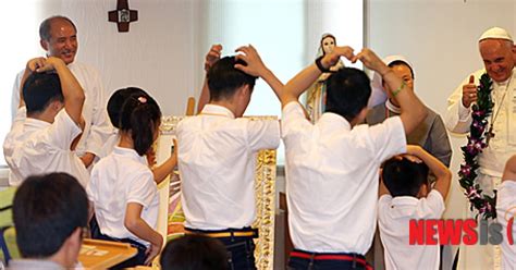 엄지손가락 치켜 세운 교황