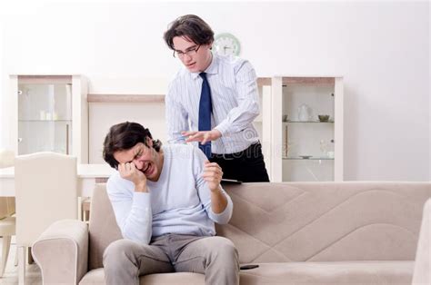 Paciente Masculino Novo Que Discute Com O Problema Pessoal Do Psic Logo