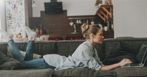 의사 소통은 매우 중요합니다 집에서 소파에 누워 노트북에 타이핑하는 젊은 웃는 여자의 초상화에 전체 길이 측면 사진 Unsplash의 여성 이미지