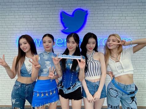 Pin On Itzy Itzy Kpop Girls Sports Bra