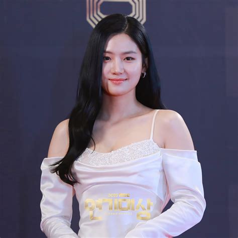 Nữ Chính ‘hẹn Hò Chốn Công Sở Bị Chê Mặc Xấu
