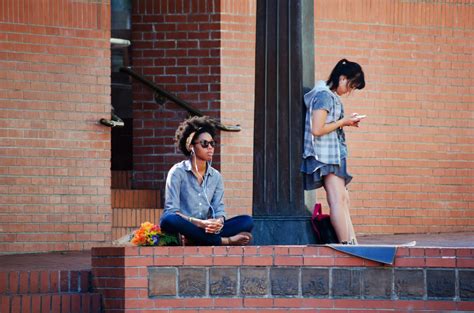 무료 이미지 소녀 사진술 집 창문 벽 휴가 휴양 서 있는 빨간 좌석 푸른 여가 장난 신전 스냅 사진 4928x3264 45026 무료