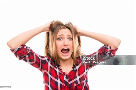 흰색 배경에 고립 된 그녀의 머리를 당기는 매우 화가 여자 개념에 대한 스톡 사진 및 기타 이미지 개념 격노한 공격성 Istock