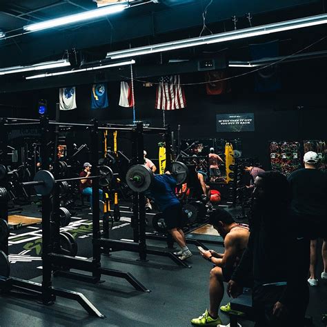 Which One Is Right For You 👀 Hack Squat Vs Pendulum Squat — Both