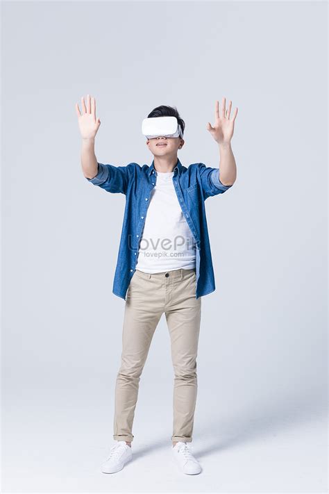 젊은 남자 가상 현실 경험을 안경 사진 무료 다운로드 Lovepik