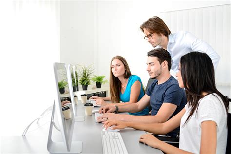 비즈니스 학교 사무실 교실 교사와 데스크톱 컴퓨터에 작업에서 젊은 사람들의 그룹 20 29세에 대한 스톡 사진 및 기타 이미지 20 29세 경영자 교사 교육 관련